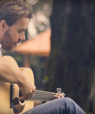 Stephen Wake - Artists - Larrivée Guitars