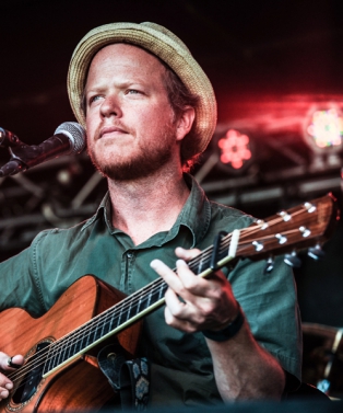 Stephen Wake - Artists - Larrivée Guitars